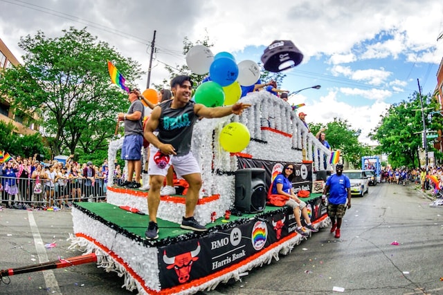 Chicago Bulls Entertainers Walk in Chicago Pride Parade Photo Gallery ...