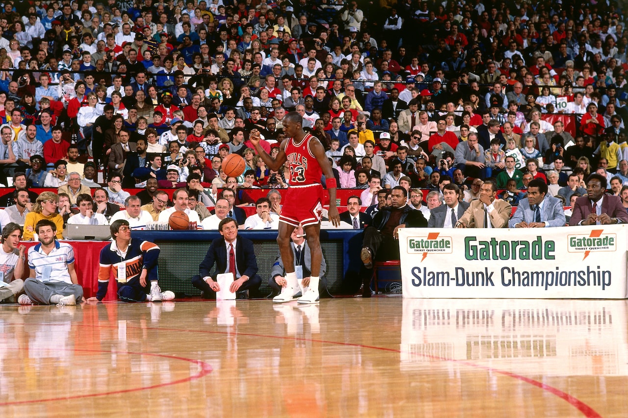 Michael Jordan wins 1988 Slam Dunk Contest at All-Star Weekend ...
