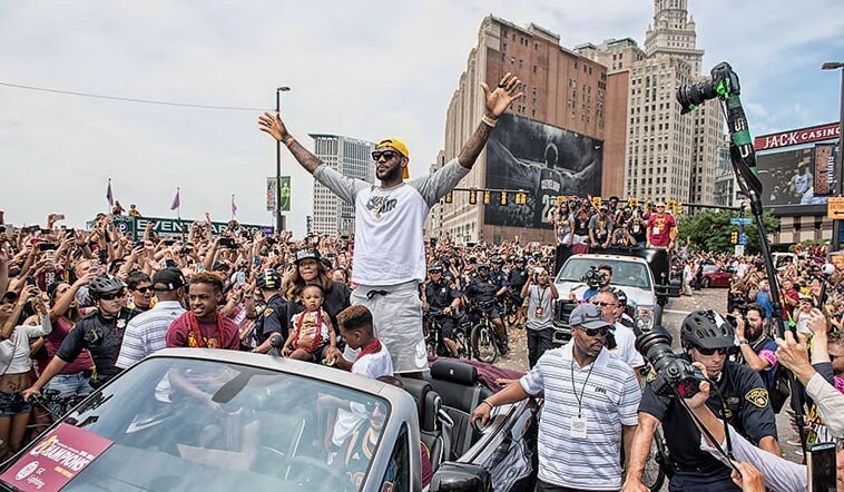 The 10-Story Nike/LeBron Banner Stays in Place at Sherwin-Williams ...