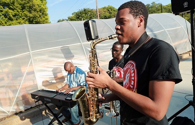 Gasol & Fizdale Greenleaf Learning Farms photos Photo Gallery | NBA.com