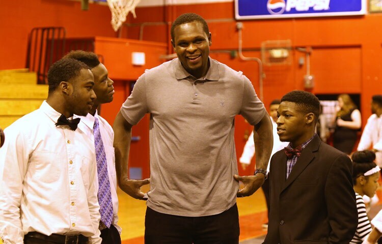 Z-Bo & Elliot Perry host dinner at Carver High Photo Gallery | NBA.com