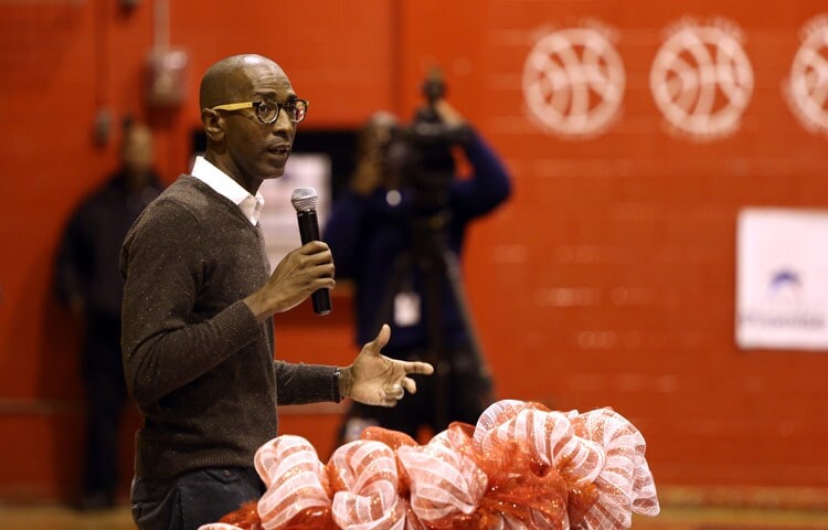 Z-Bo & Elliot Perry host dinner at Carver High Photo Gallery | NBA.com