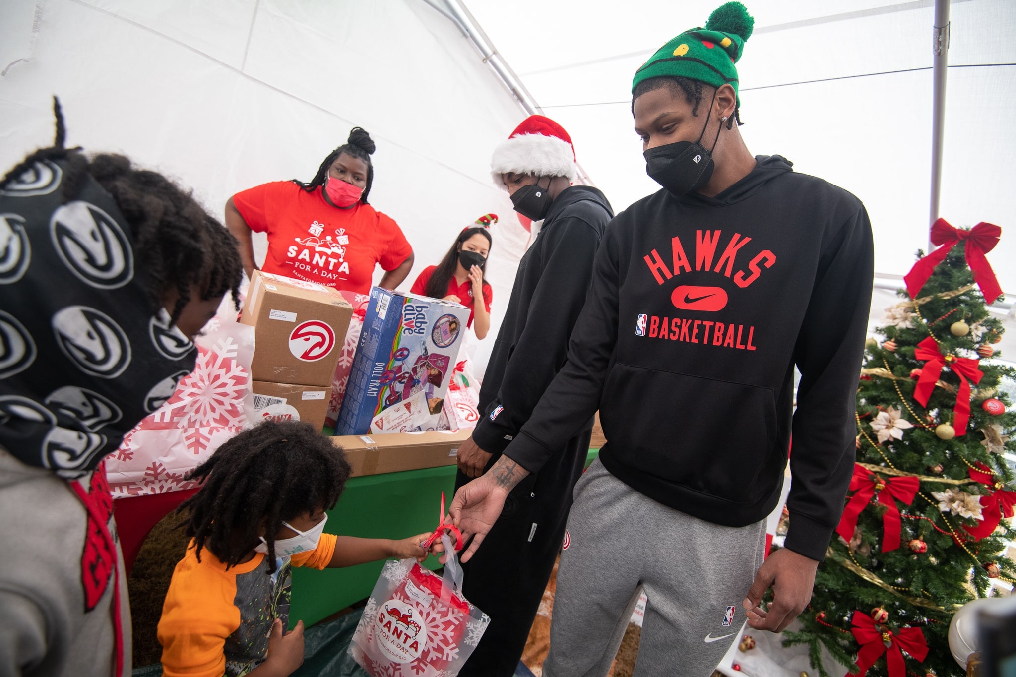 Hawks Players Distribute 1,500 Gifts to Underserved Youth in Atlanta at ...