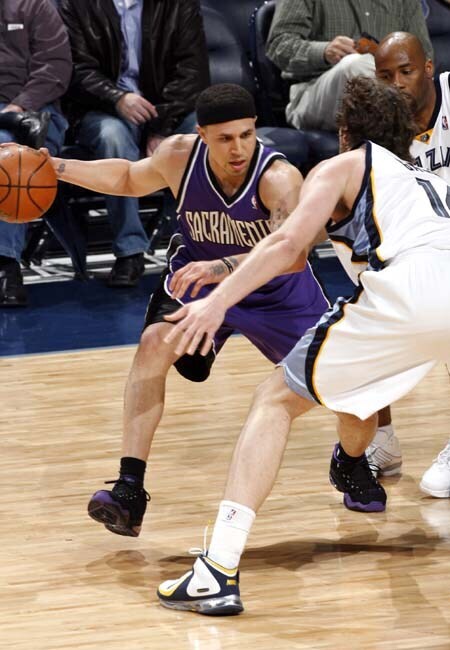 Mike Bibby - 2010-11 Roster Gallery: 01/01/2011 | Atlanta Hawks