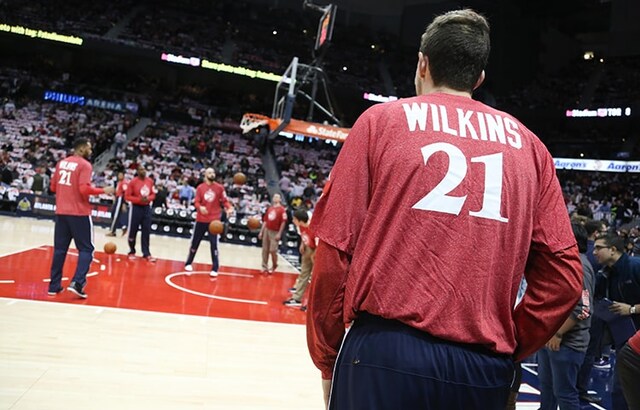 Hawks Fans Celebrate 'Nique Night' at Philips Photo Gallery | NBA.com