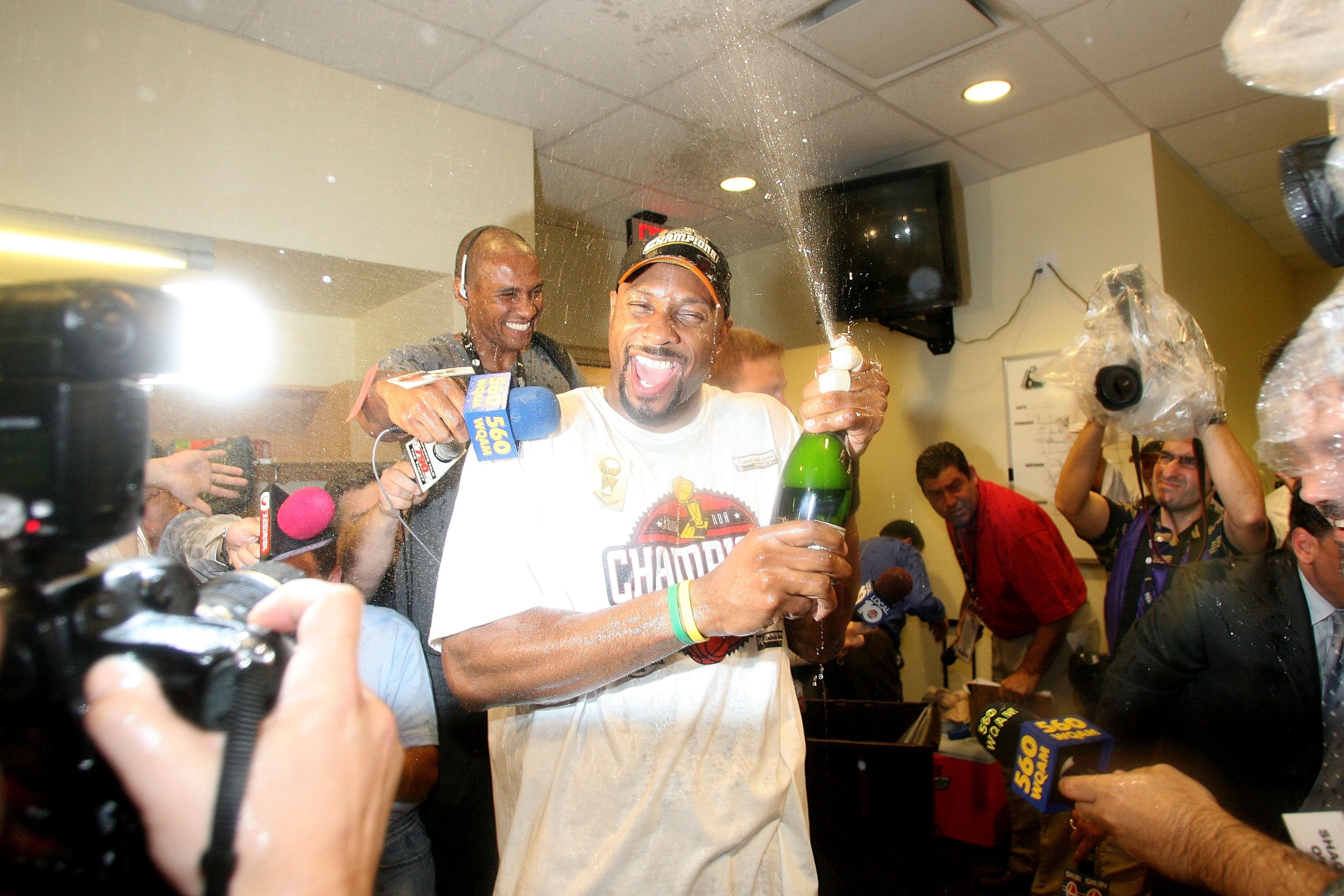 15 Strong: 2006 NBA Finals Game 6 Photo Gallery | Miami Heat