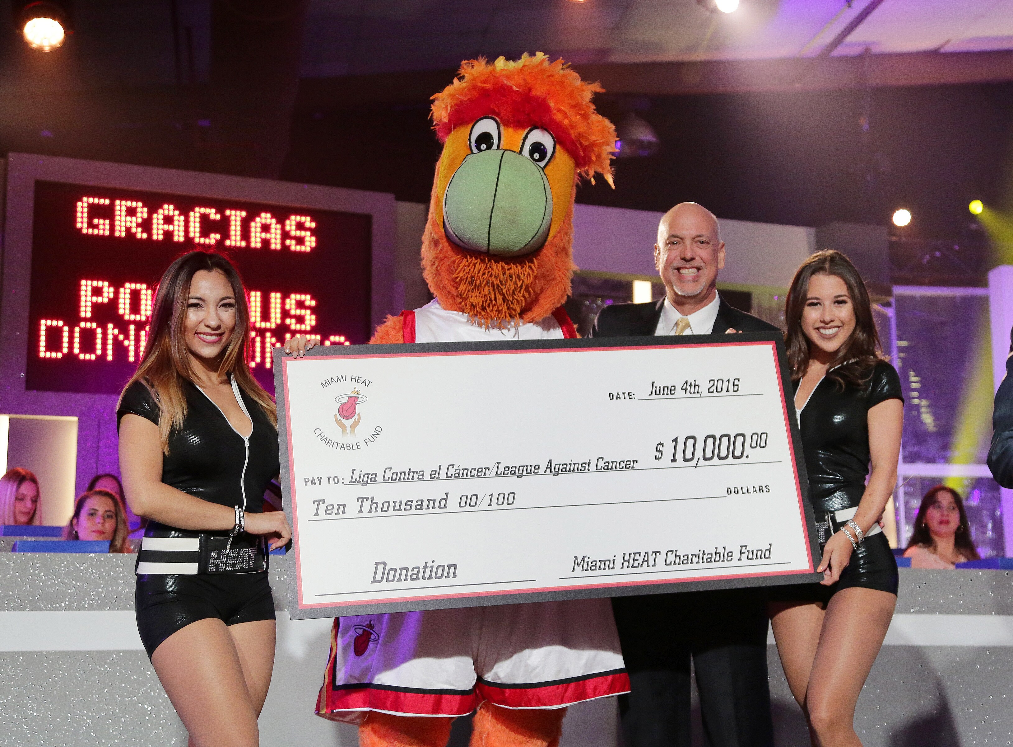 El Miami HEAT DONÓ $10,000 A LA LIGA CONTRA EL CÁNCER COMO PARTE DE SU ...
