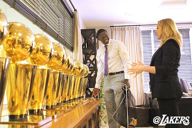 Behind-the-Scenes: Julius Randle's First Day as a Laker Photo Gallery ...