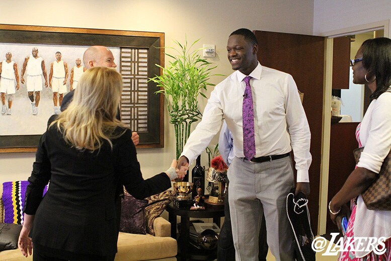 Behind-the-Scenes: Julius Randle's First Day as a Laker Photo Gallery ...