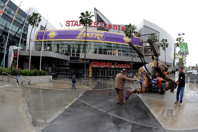 Shaq Statue Installation Gallery Photo Gallery | NBA.com