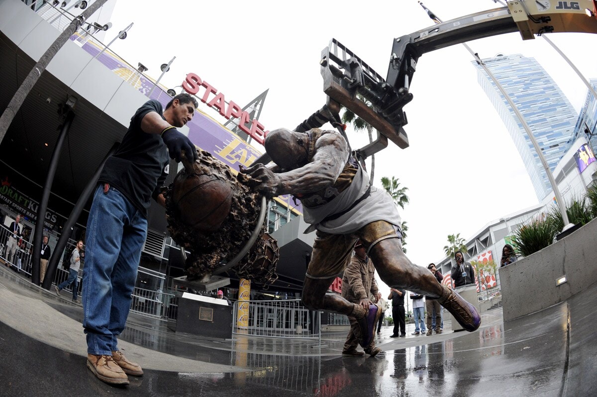 Shaq Statue Installation Gallery | Los Angeles Lakers