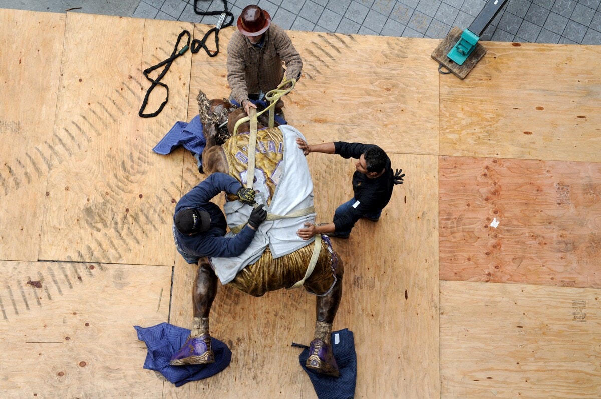 Shaq Statue Installation Gallery | Los Angeles Lakers