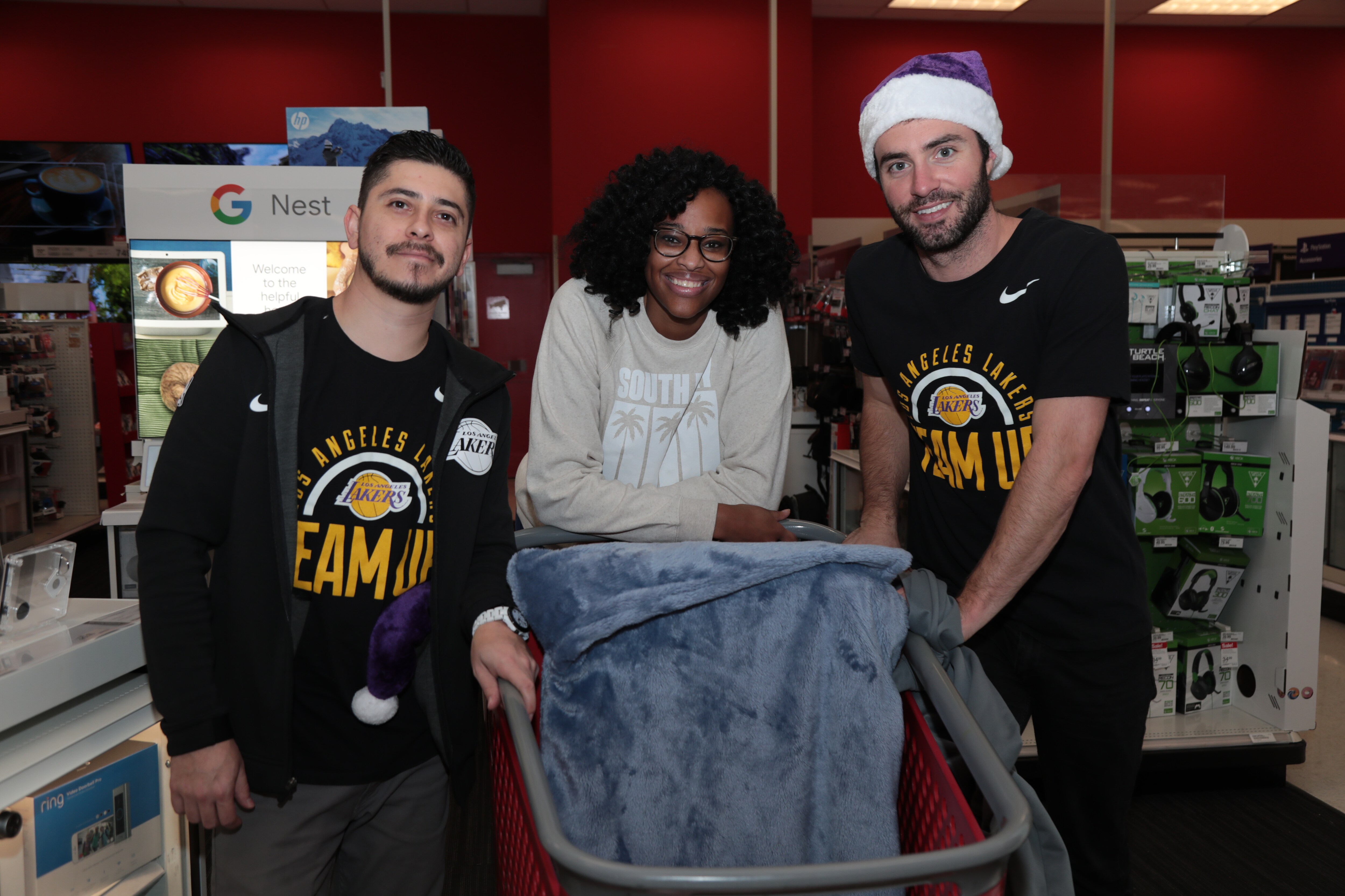 Gallery: Lakers Staff Teams Up for Holiday Shopping Photo Gallery | NBA.com