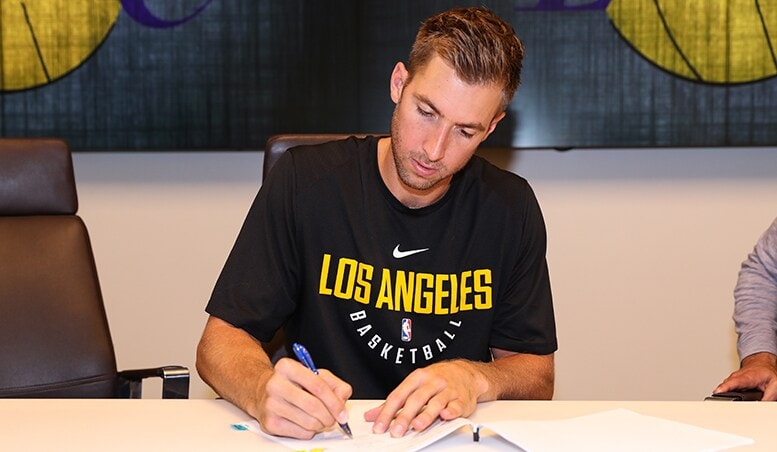 Lakers firman a Travis Wear a un contrato dual | Los Angeles Lakers