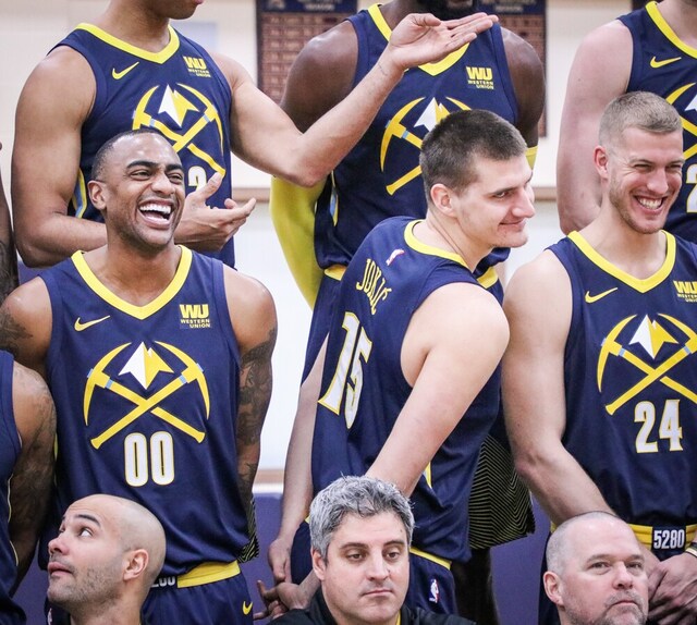 Detrás de las cámaras de la foto de equipo de los Nuggets Photo Gallery ...