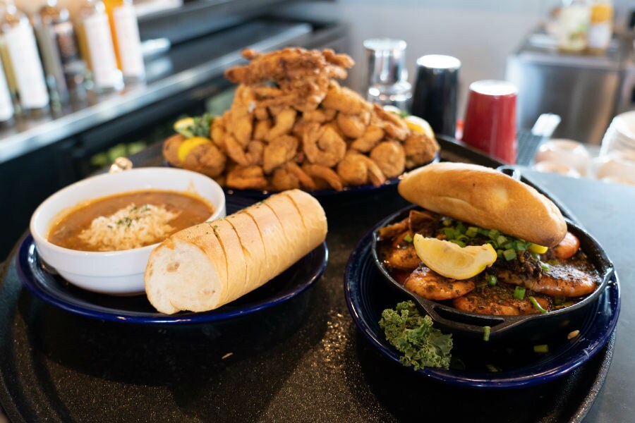 Pelicans Zylan Cheatham eats his way through NOLA Photo Gallery | NBA.com