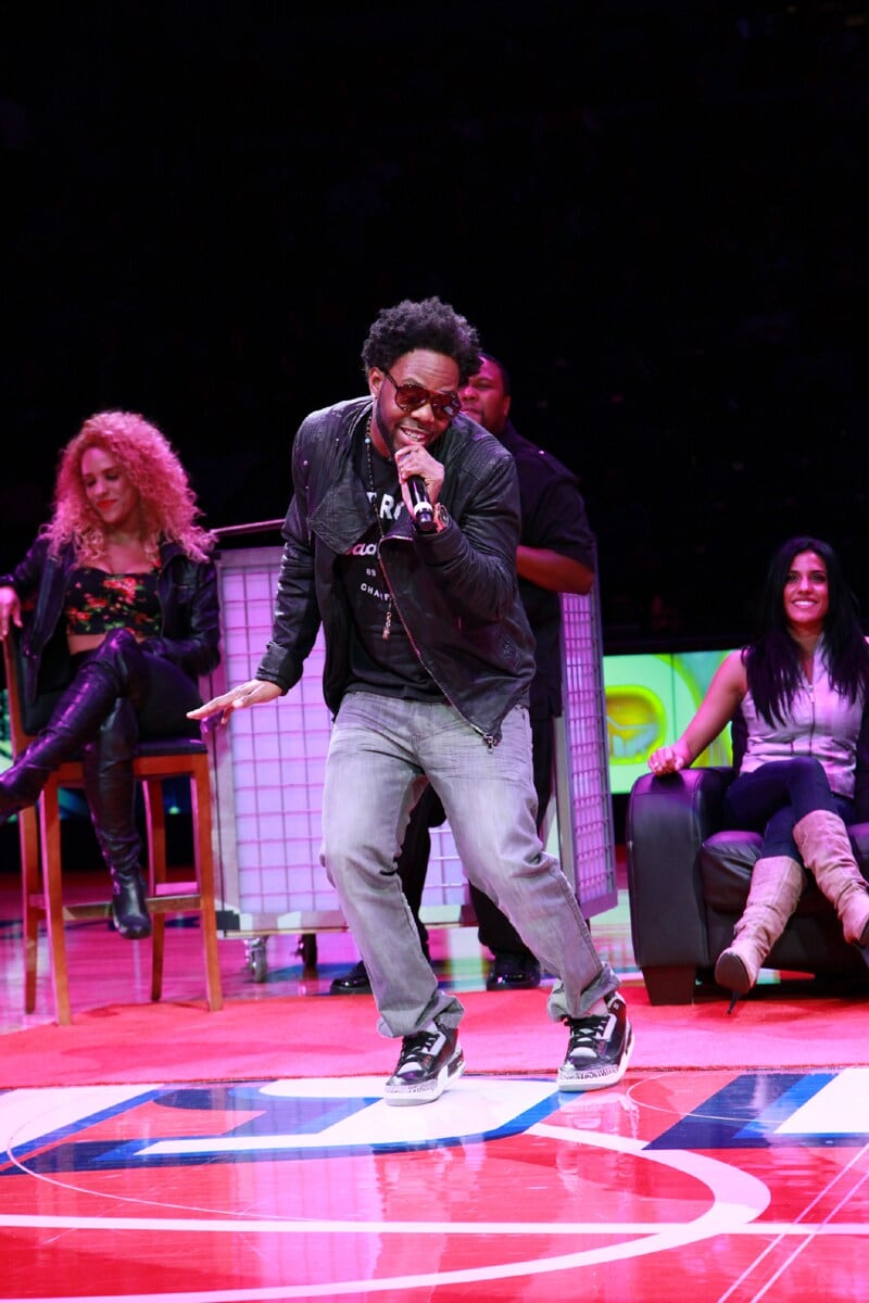 Dwele Performs at Halftime | Detroit Pistons