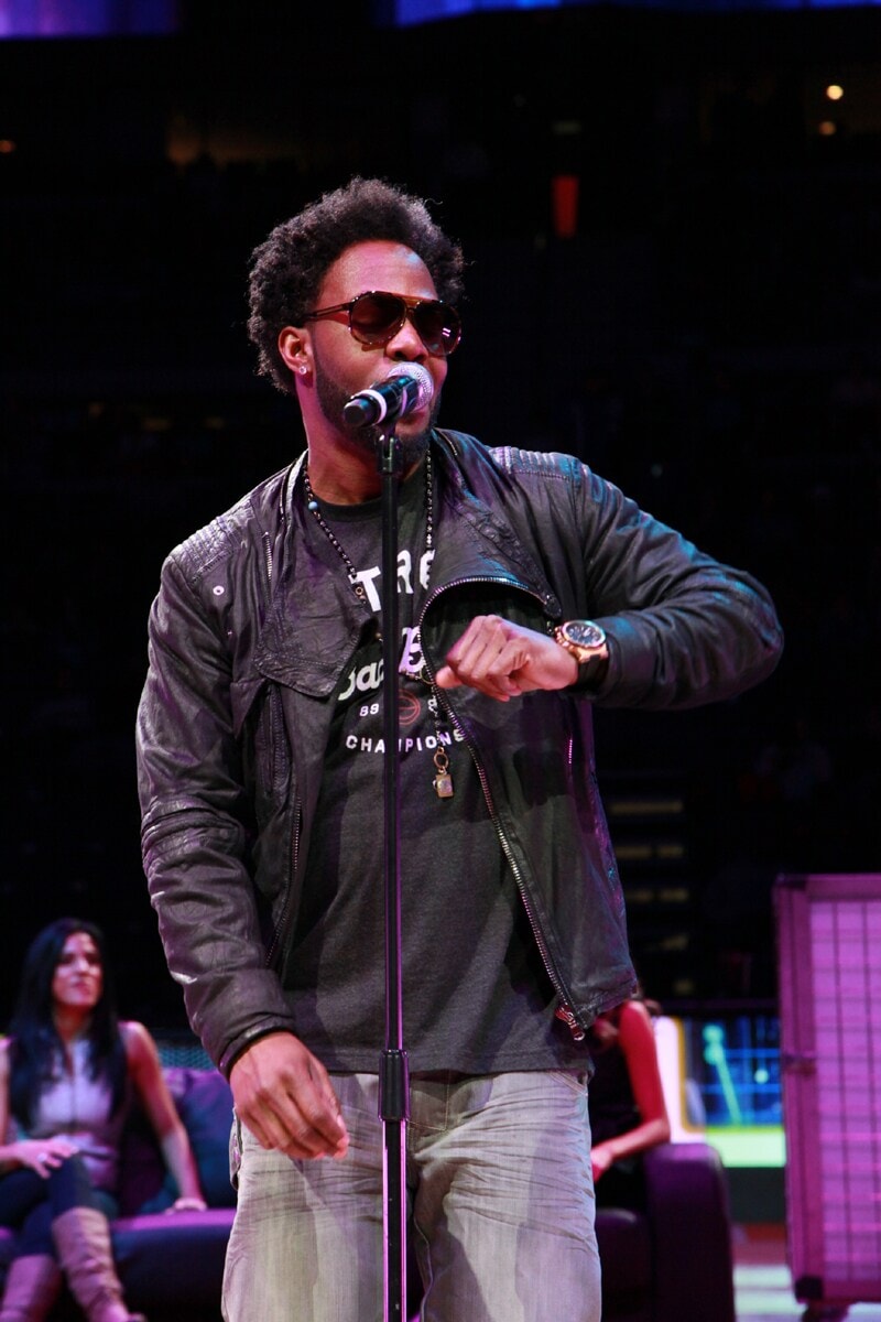 Dwele Performs at Halftime | Detroit Pistons