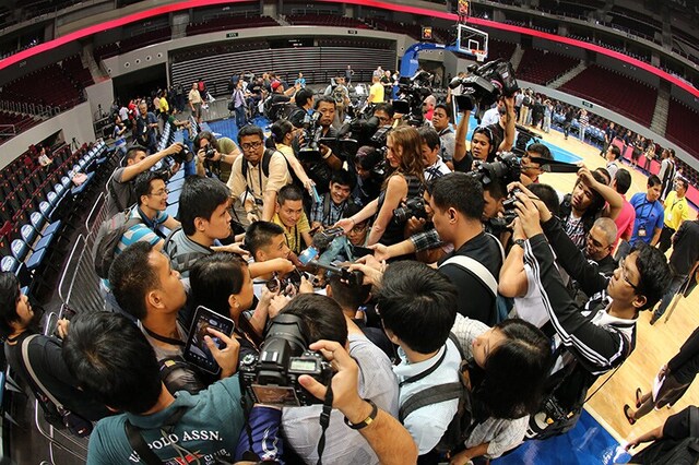 Arrival in Manila Photo Gallery | NBA.com