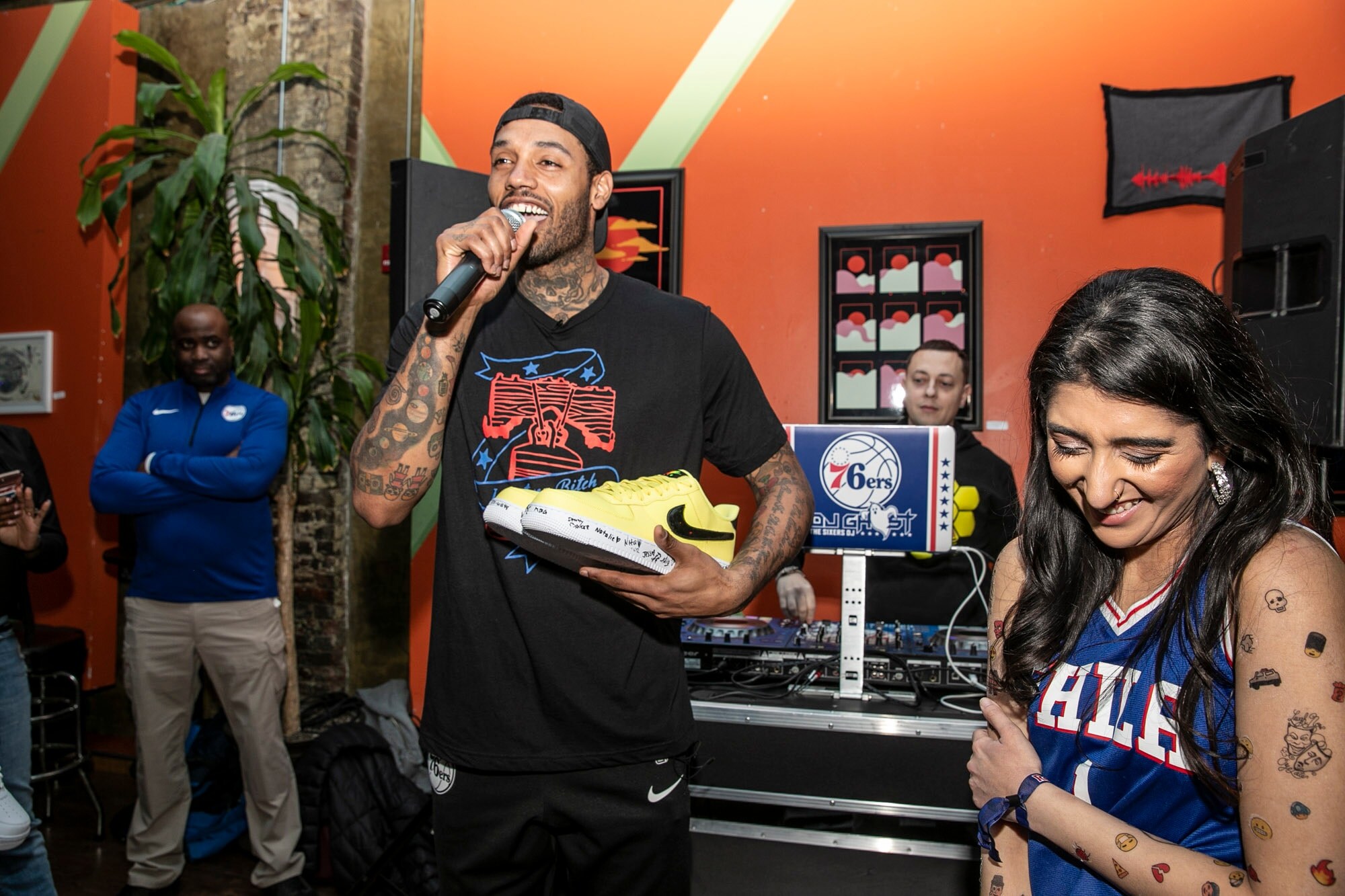Scott Shows Love for Hive | Philadelphia Sixers