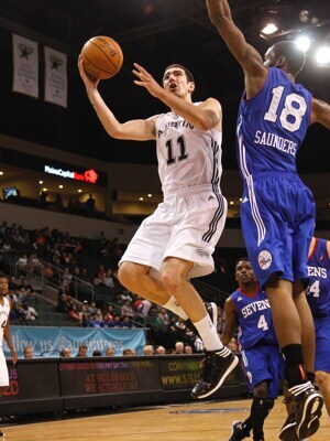 De Colo and Thomas lead Toros to victory | San Antonio Spurs