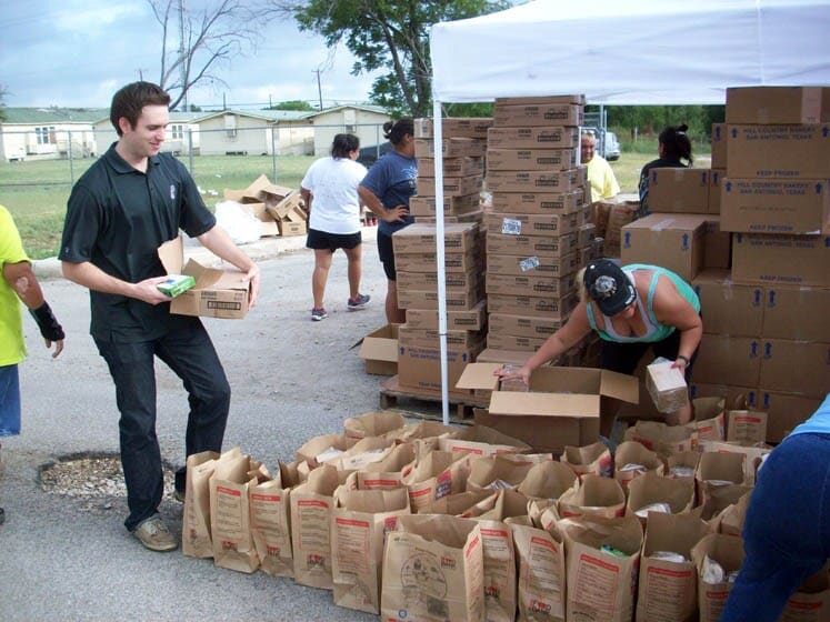 Coach Pop and SS&E POSSE Team Up with the Food Bank Photo Gallery | NBA.com