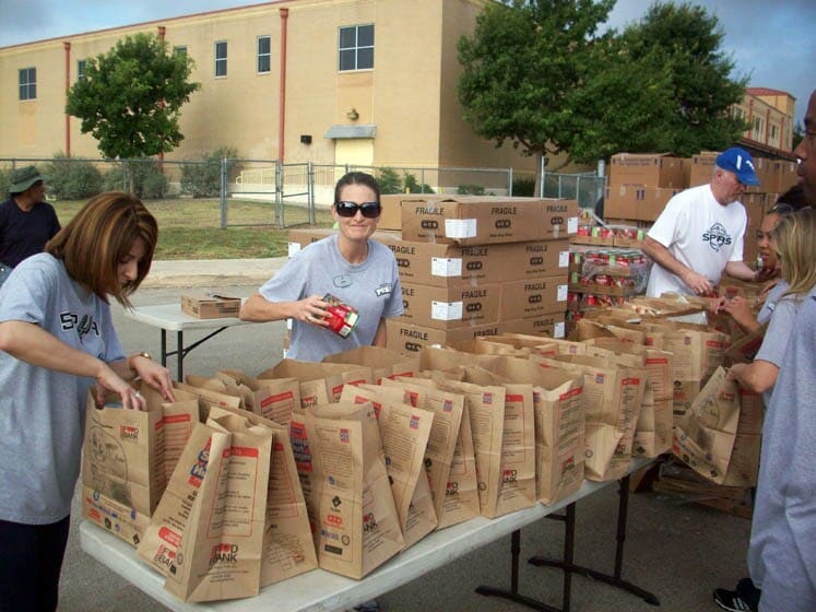 Coach Pop and SS&E POSSE Team Up with the Food Bank Photo Gallery | NBA.com