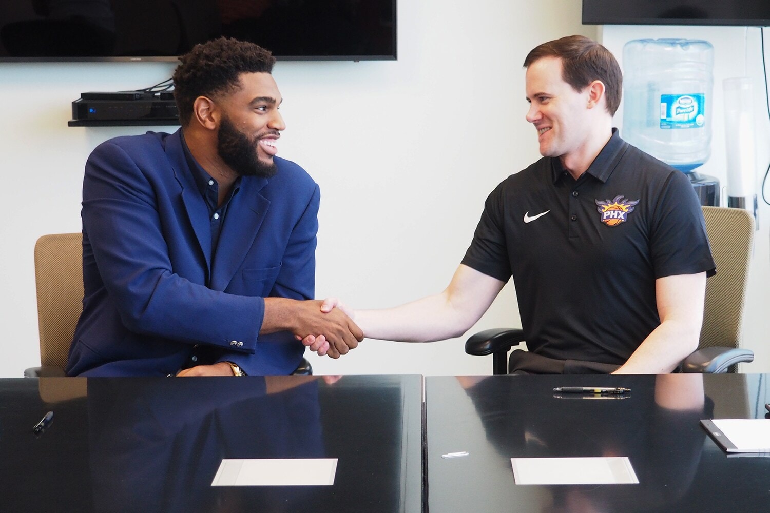 Suns Re-sign Alan Williams Photo Gallery | NBA.com