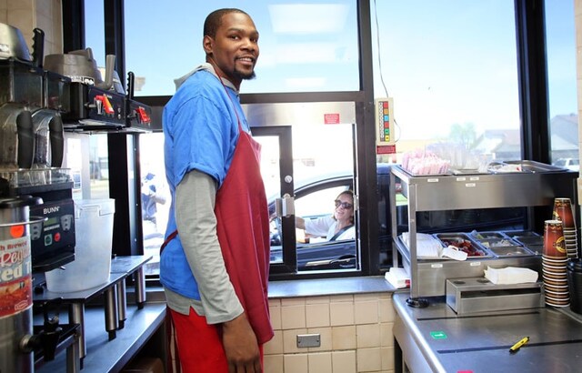 Thunder Acts of Kindness in Photos Photo Gallery | NBA.com