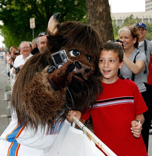 THUNDER: Rumble, Kids Have Fun in Memorial Marathon Photo Gallery | NBA.com