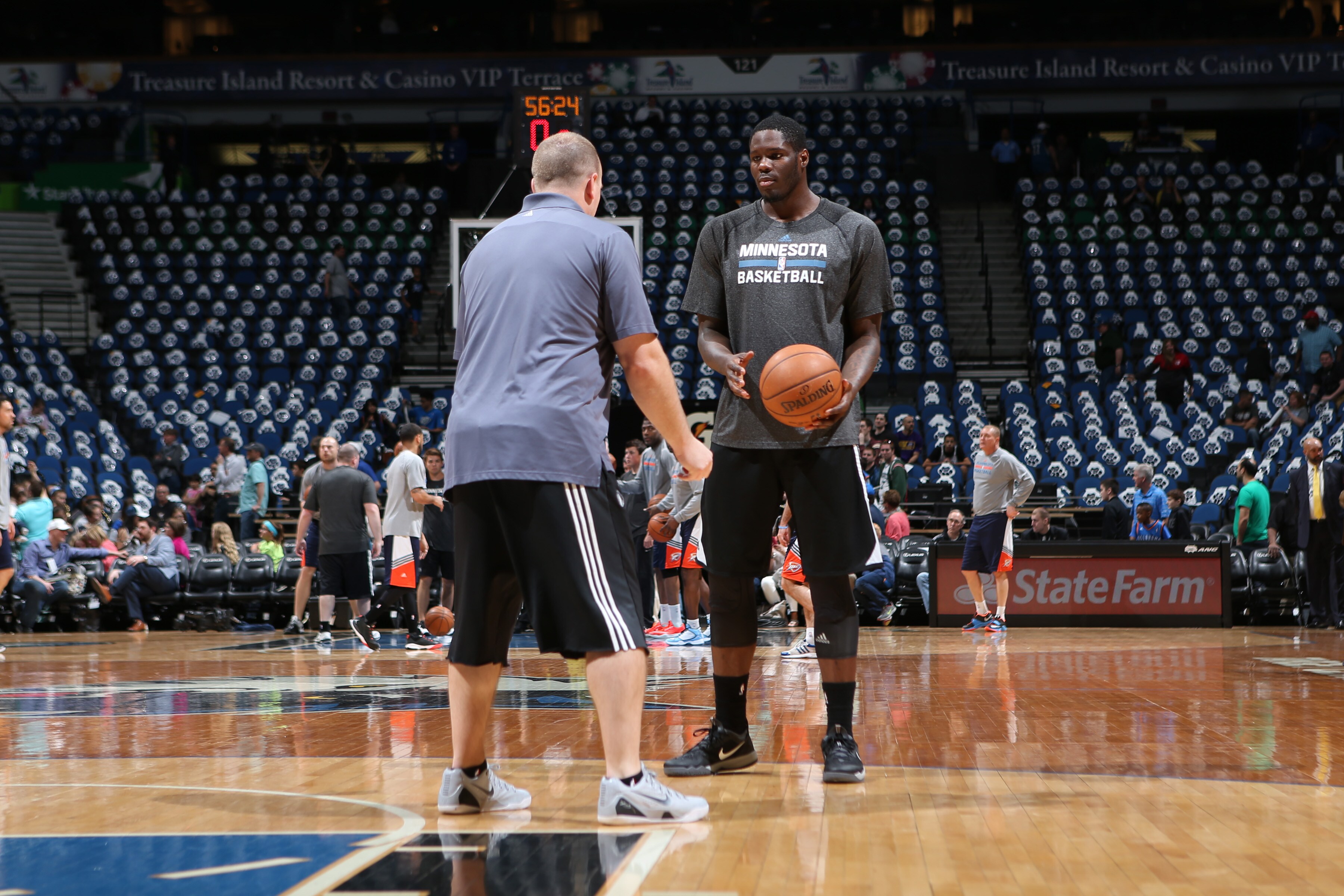 Photo Gallery | Wolves vs. Thunder Photo Gallery | NBA.com