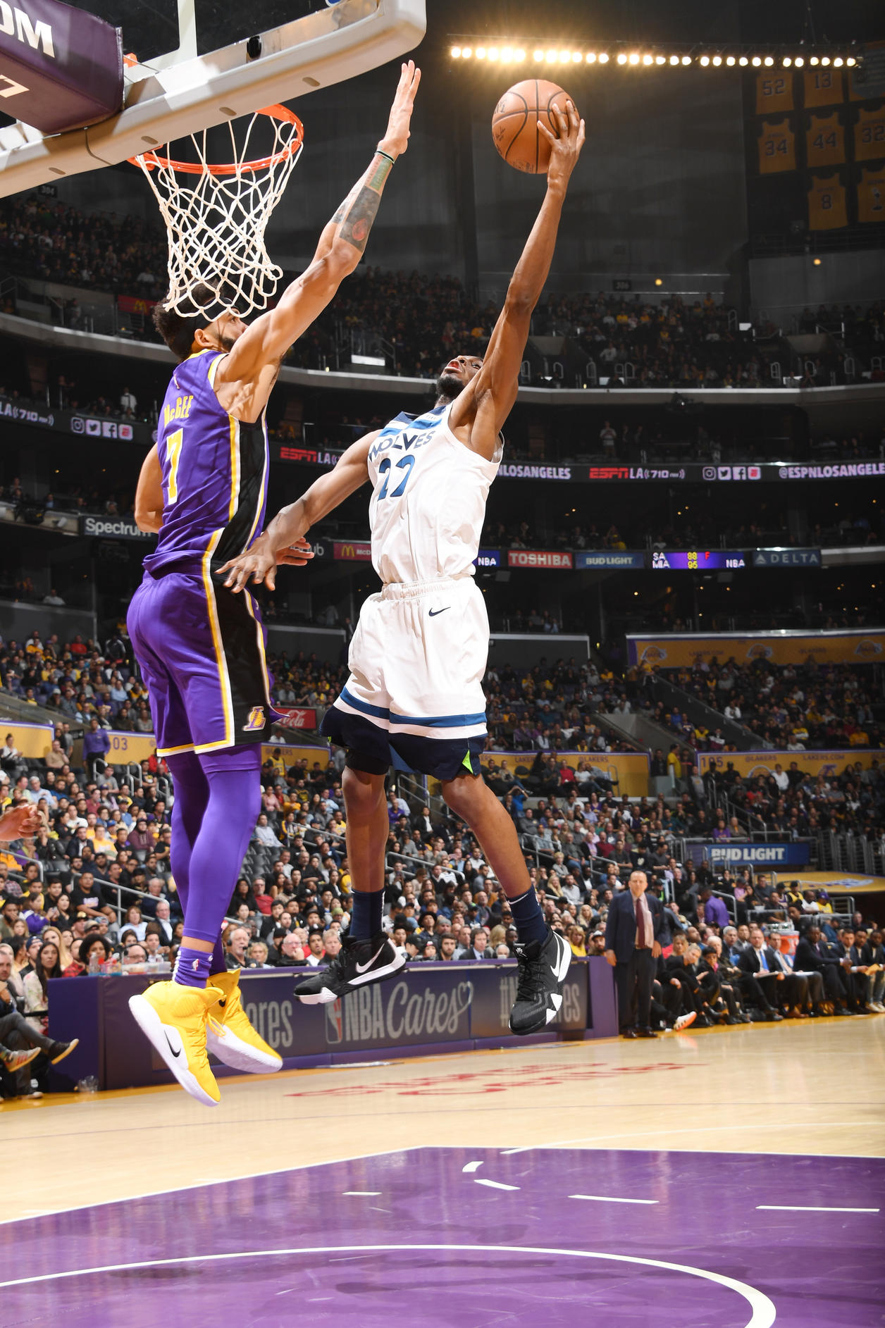 Gallery | Wolves at Lakers Photo Gallery | NBA.com