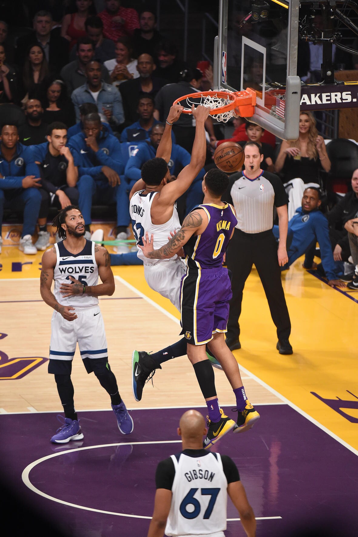 Gallery | Wolves at Lakers Photo Gallery | NBA.com