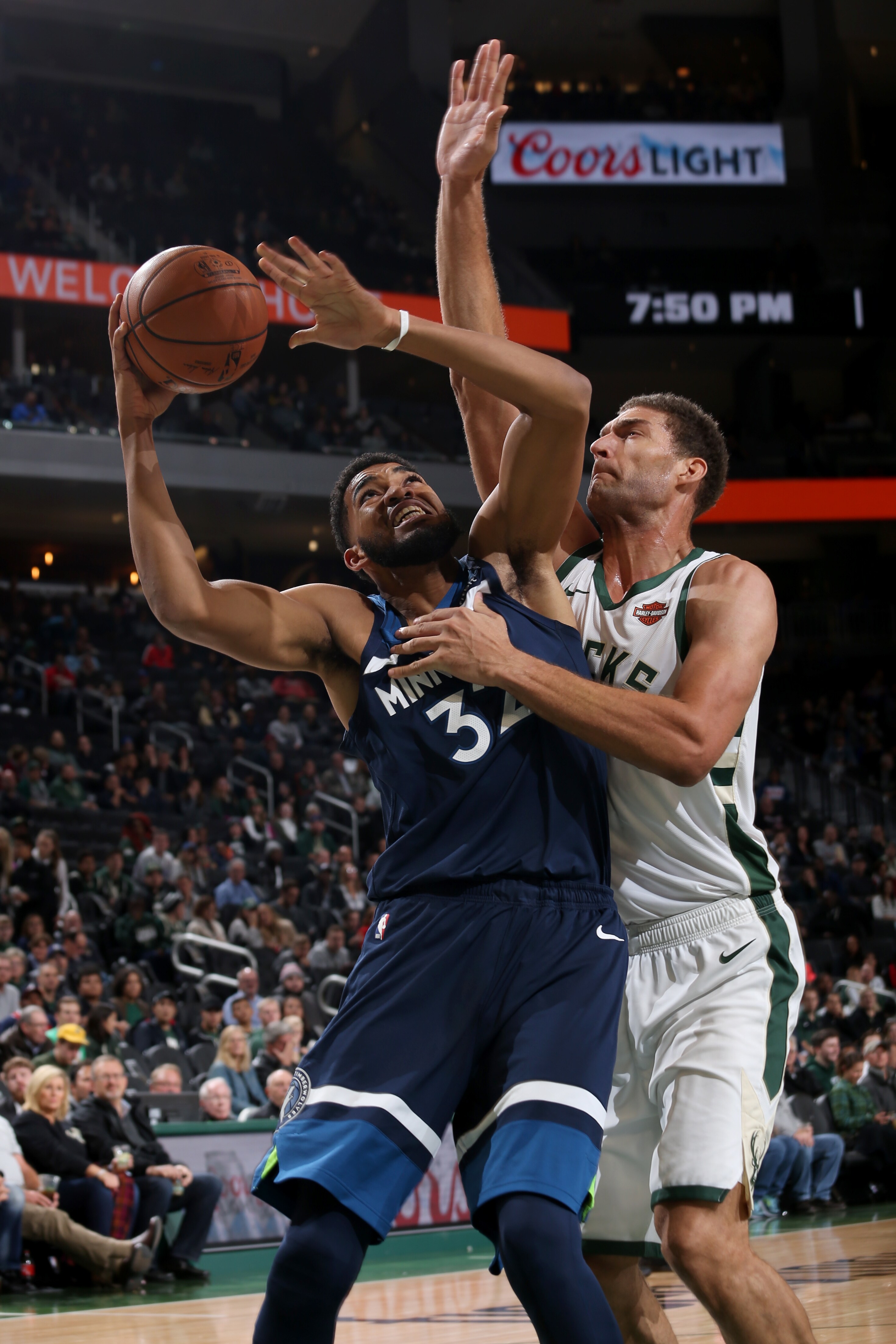 Gallery | Wolves at Bucks Photo Gallery | NBA.com