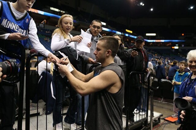 Photos: Wolves Signing Autographs Photo Gallery | NBA.com