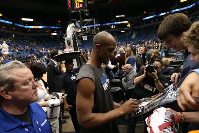 Photos: Wolves Signing Autographs Photo Gallery | NBA.com