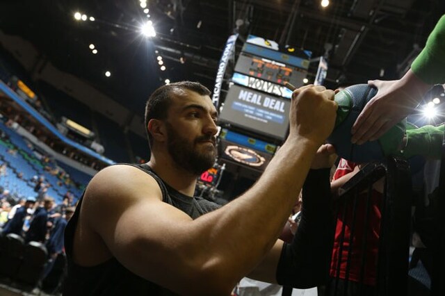 Photos: Wolves Signing Autographs Photo Gallery | NBA.com