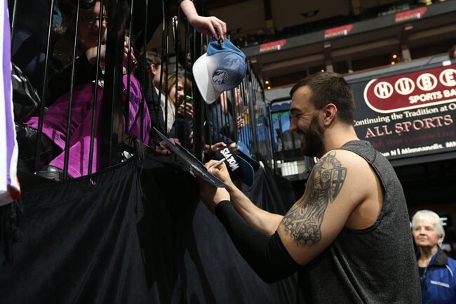 Photos: Wolves Signing Autographs | Minnesota Timberwolves