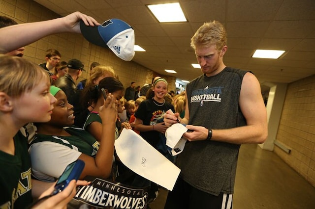 Photos: Wolves Signing Autographs Photo Gallery | NBA.com