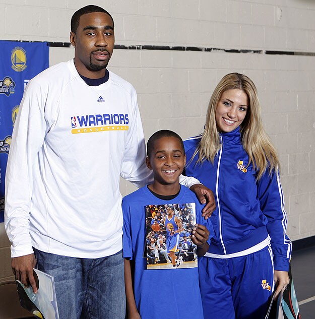 Ross Stores Reading Time Out With Reggie Williams Photo Gallery | NBA.com