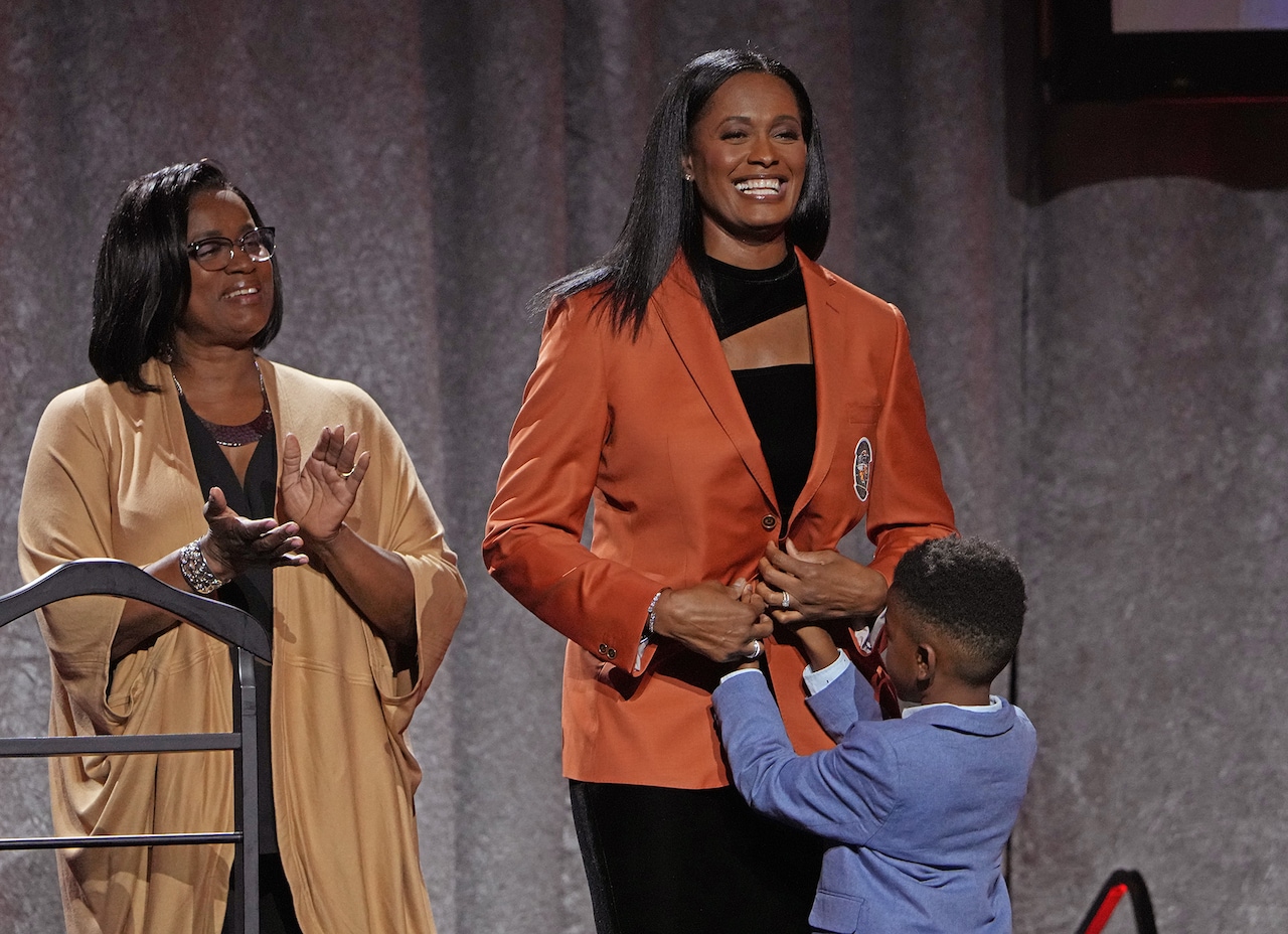 Photos: Swin Cash received Hall of Fame jacket with Class of 2022 | New Orleans Pelicans
