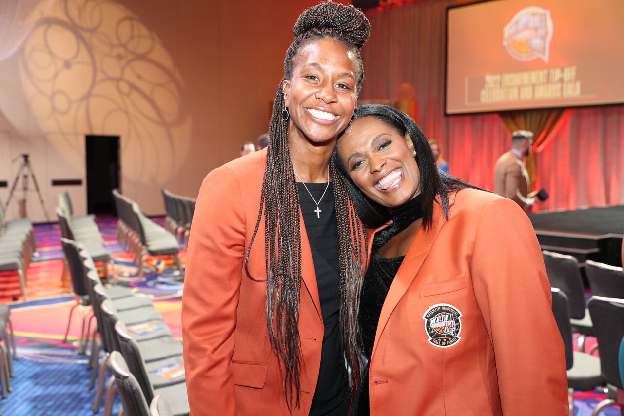 Photos: Swin Cash received Hall of Fame jacket with Class of 2022 | New Orleans Pelicans