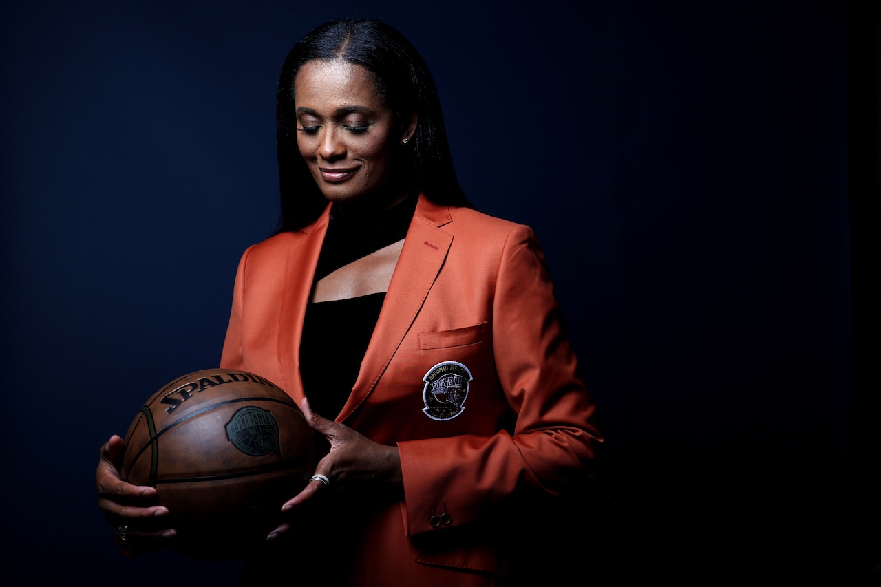 Photos: Swin Cash received Hall of Fame jacket with Class of 2022 | New Orleans Pelicans