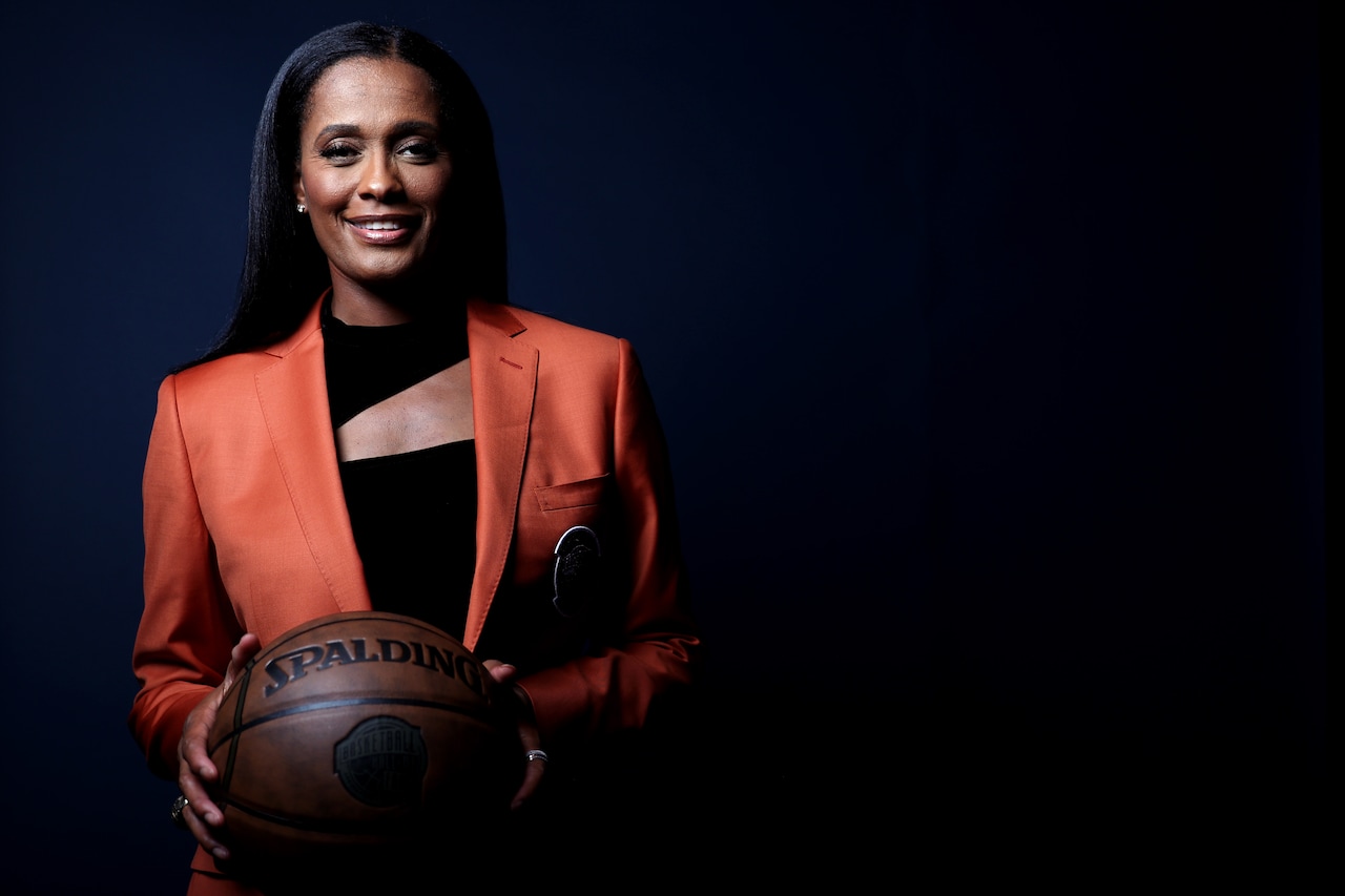 Photos: Swin Cash received Hall of Fame jacket with Class of 2022 | New Orleans Pelicans