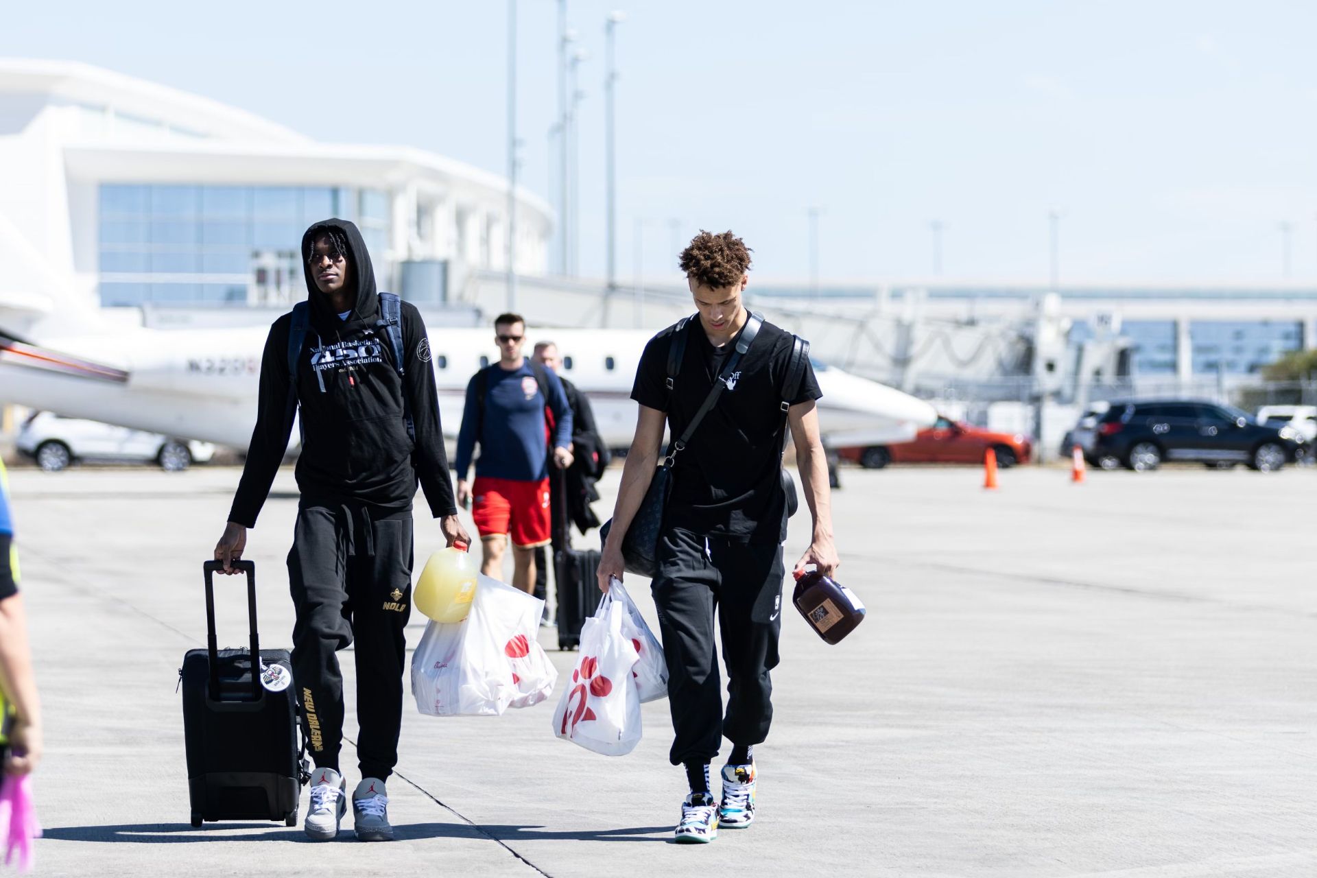 Photos: Pelicans board plane to Chicago | 2022-23 Preseason Game 1 ...