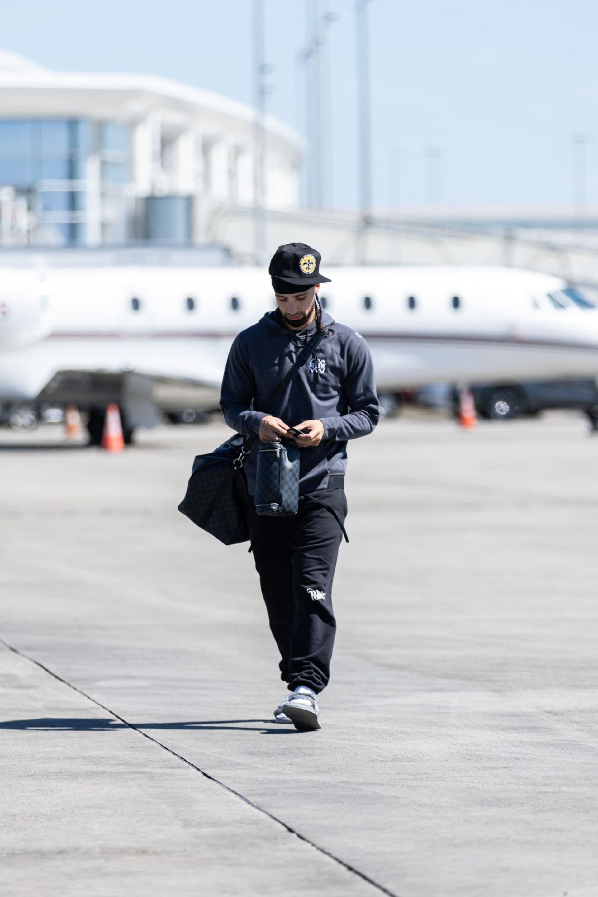 Photos: Pelicans board plane to Chicago | 2022-23 Preseason Game 1 ...