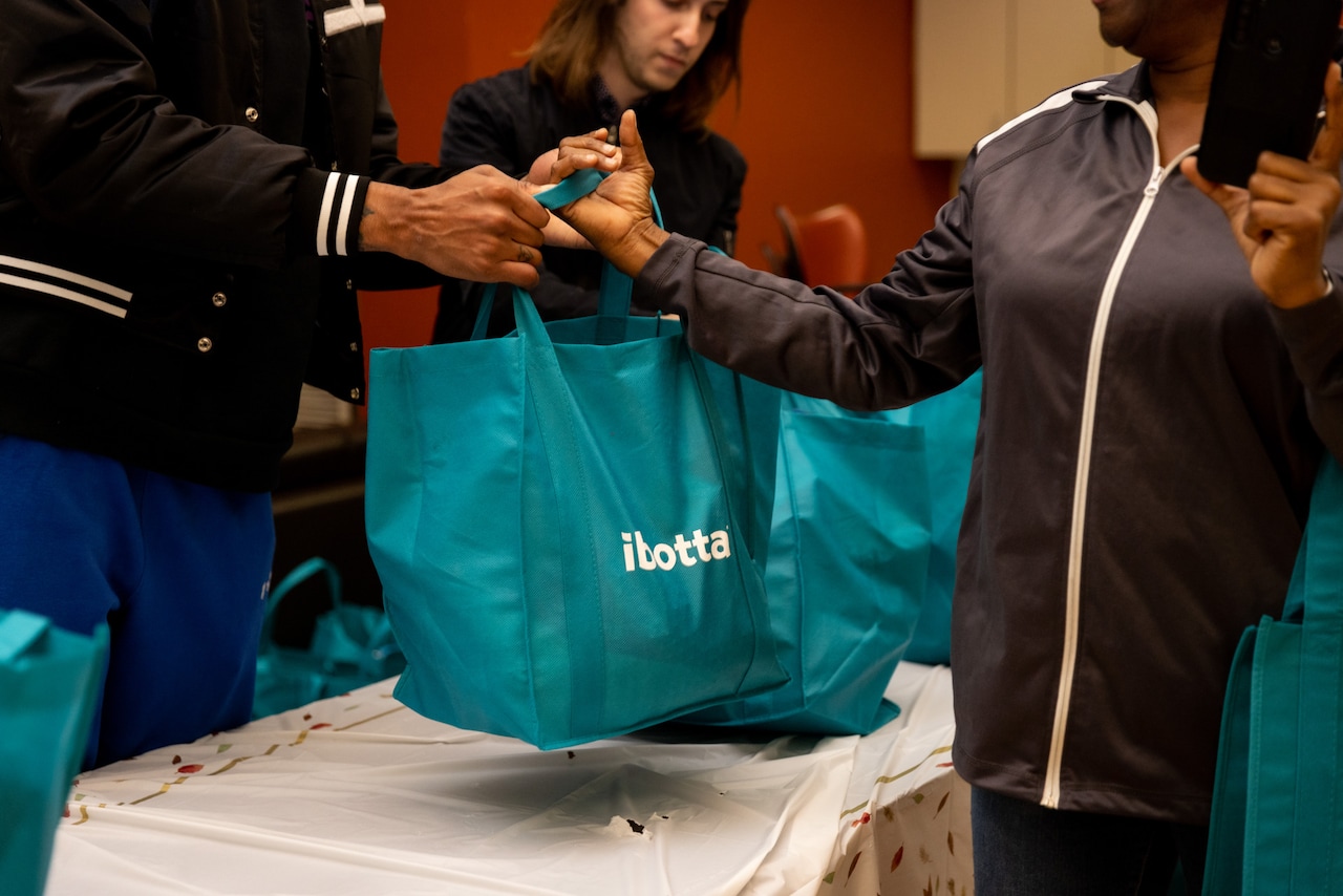 Photos: Pelicans, Ibotta team up to hand out Thanksgiving meals with ...