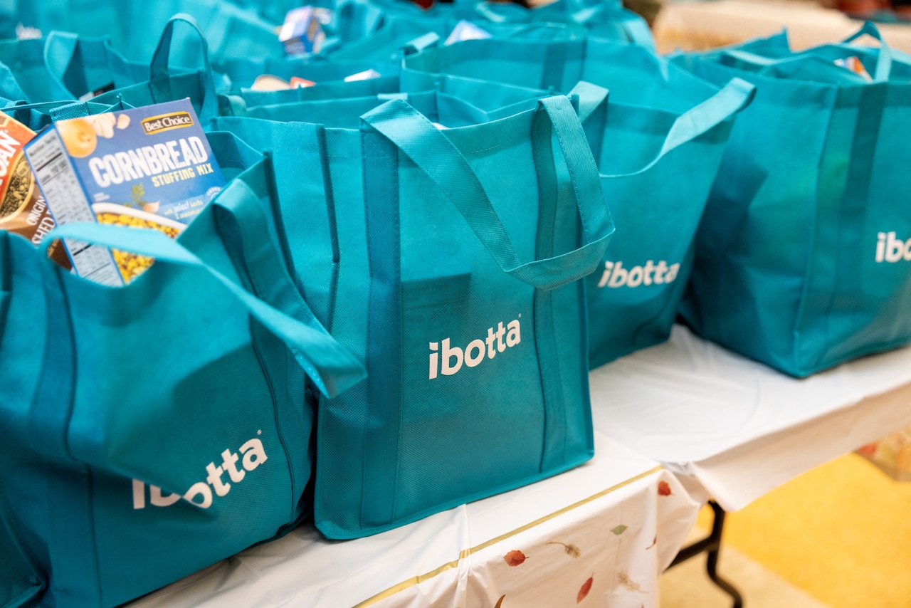 Photos: Pelicans, Ibotta team up to hand out Thanksgiving meals with ...