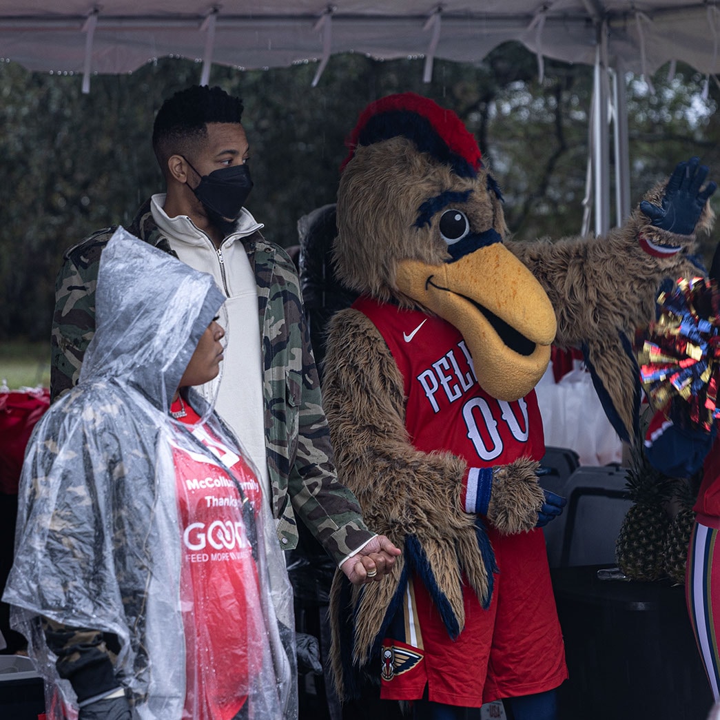 Photos: McCollum Family Thanksgiving drive Photo Gallery | NBA.com