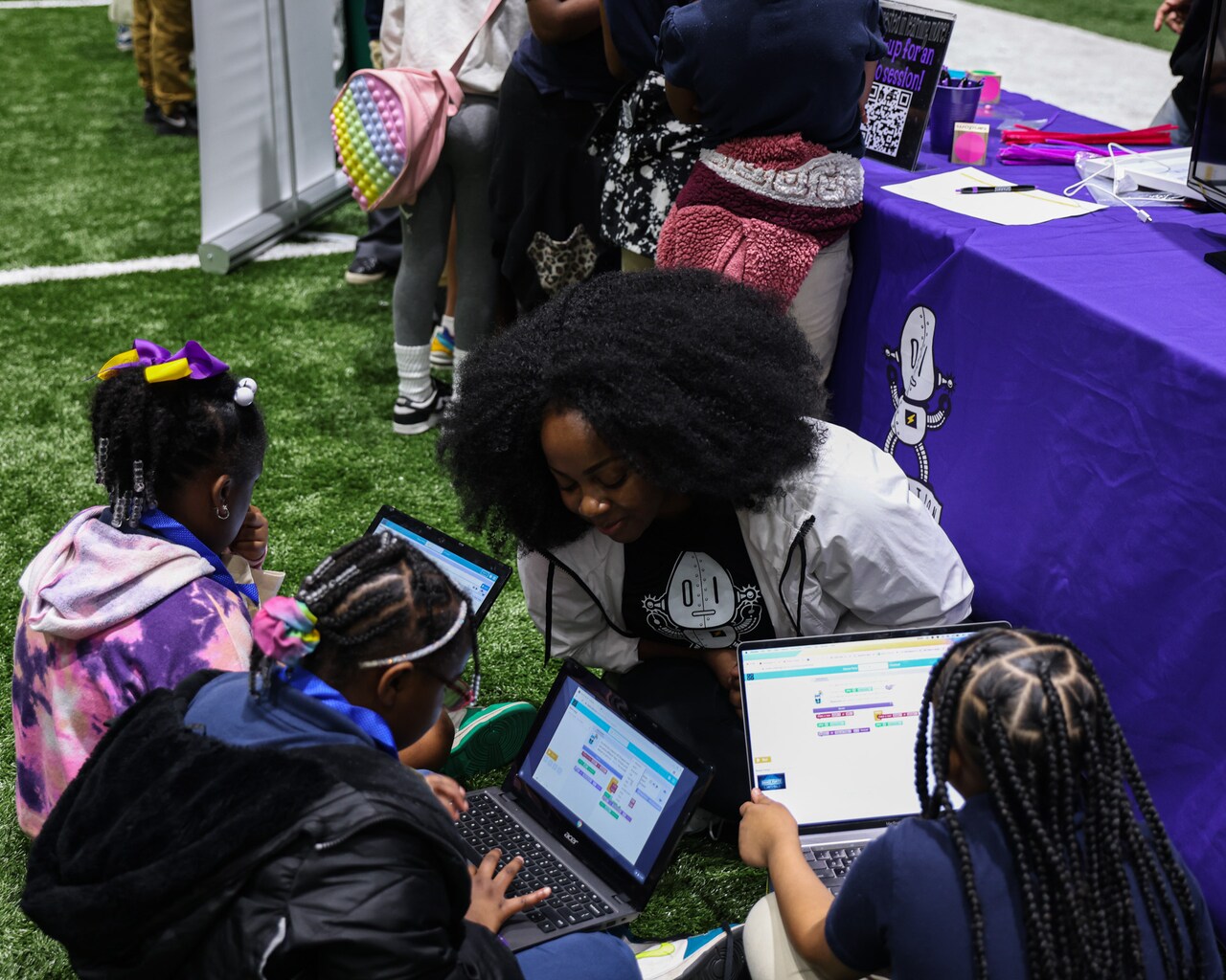 Photos: Pelicans, Saints and Chevron host STEM Fest 2023 Photo Gallery | NBA.com